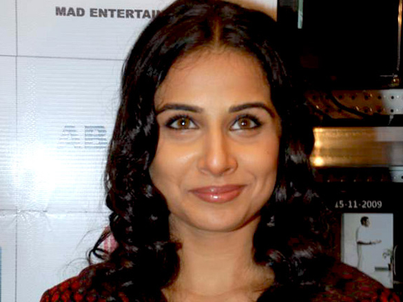 Vidya Balan promotes Paa at Croma store | Photo From Vidya Balan ...