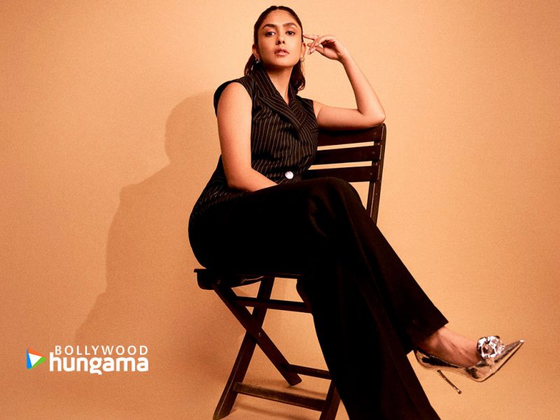 Mrunal Thakur Wallpapers | HD Image Download of Mrunal Thakur | Photo ...