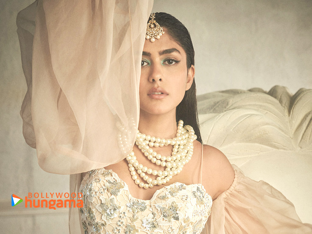 Mrunal Thakur Wallpapers | mrunal-thakur-1-116 - Bollywood Hungama