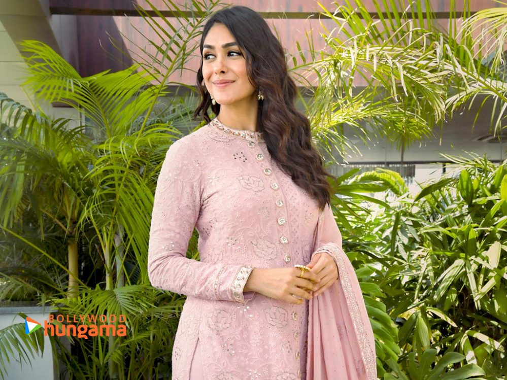 Mrunal Thakur Wallpapers | HD Image Download of Mrunal Thakur | Photo ...