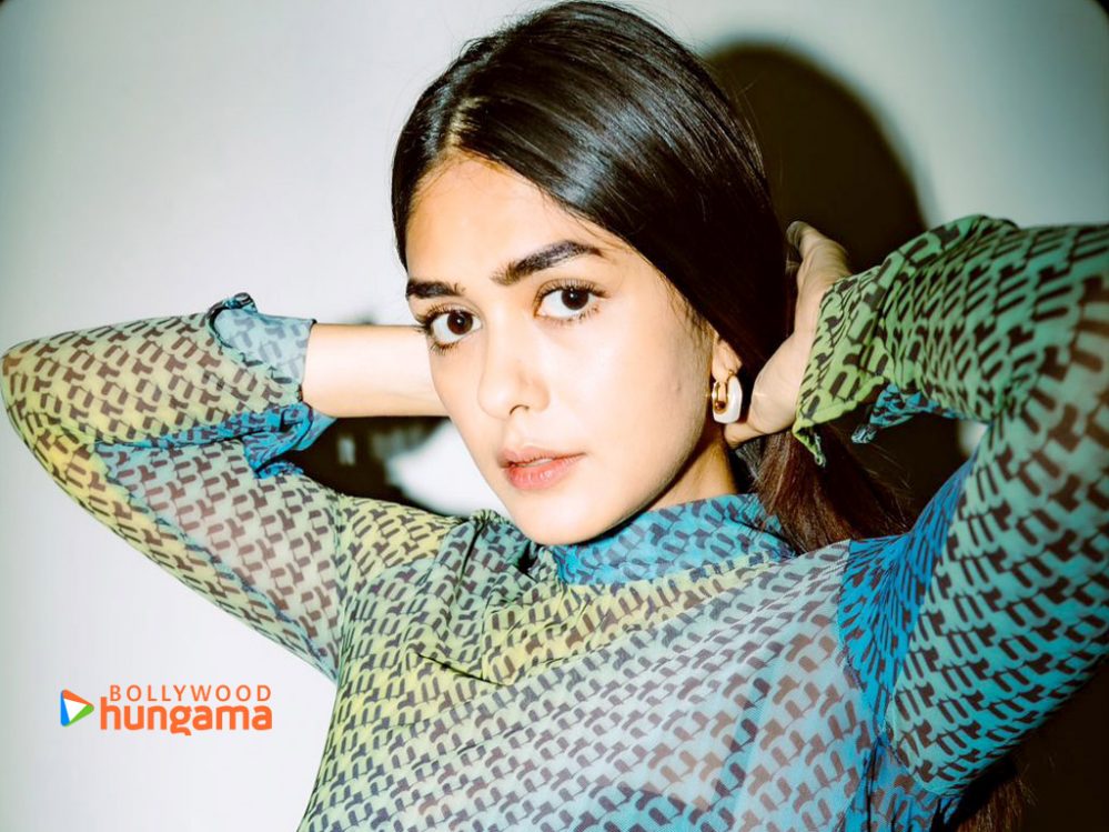 Mrunal Thakur Wallpapers | HD Image Download of Mrunal Thakur | Photo ...