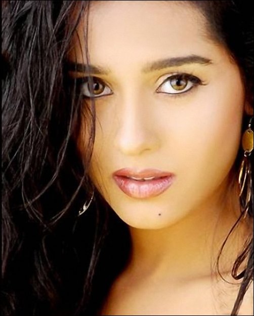 Exclusive Photo Gallery: Amrita Rao - Bollywood Hungama