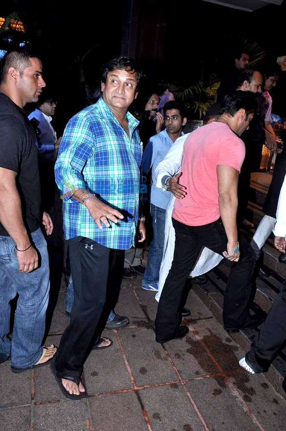 Salman & Shahrukh hug each other at Baba Siddiqui’s Iftaar party ...