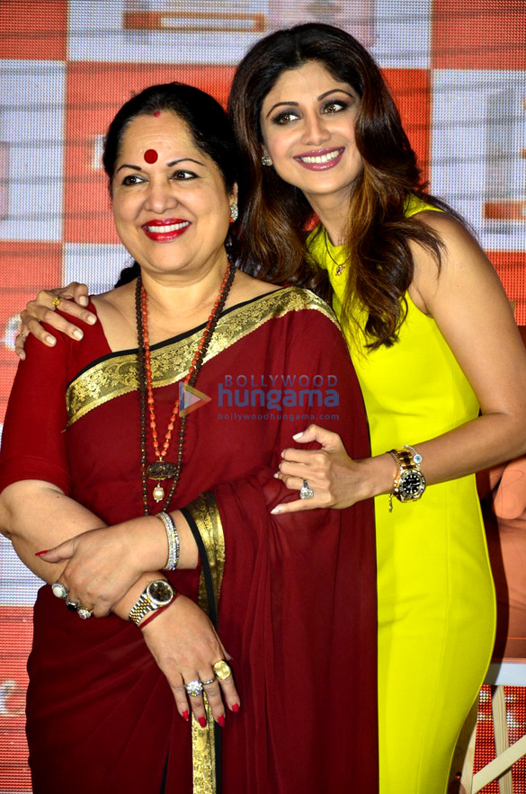 Shilpa Shetty receives Yummy Mummies Award on Mother’s Day | Sunanda ...