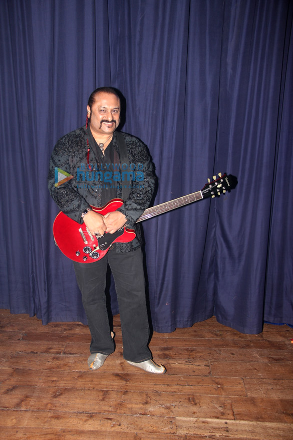 Lesle Lewis performs at the IIMUN | Lesle Lewis Images - Bollywood Hungama