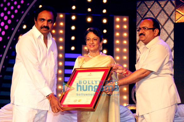 Tanuja receives Lifetime Achievement Award at The Raj Kapoor Awards ...