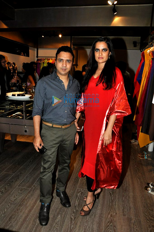 Tisca & Sona Mohapatra at Kallol Datta’s preview | Sona Mohapatra Images - Bollywood Hungama