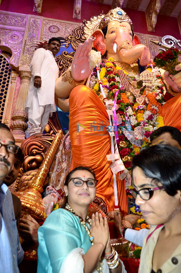 Rani Mukerji graces Lalbaugcha Raja’s Ganesh mandal | Rani Mukerji ...
