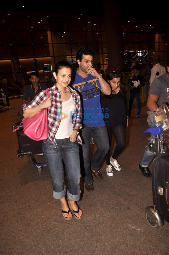 Ameesha Patel snapped returning from Bangkok | Ameesha Patel, Kanav Puri Images - Bollywood Hungama