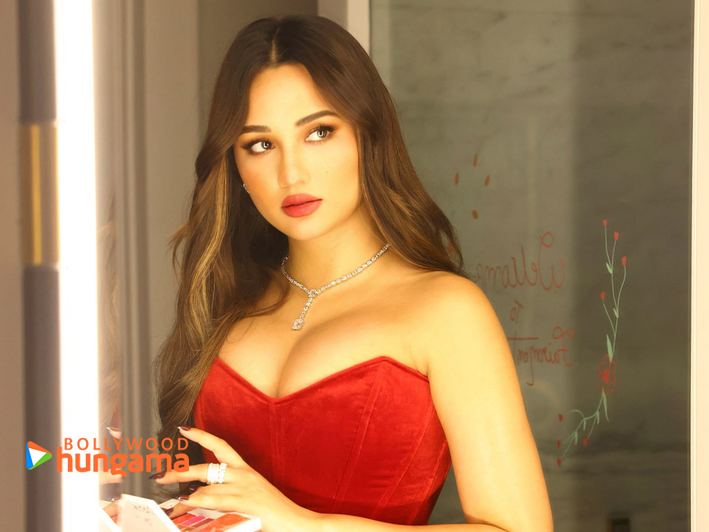 Aakanksha Sharma Wallpapers | aakanksha-sharma-3-5 - Bollywood Hungama