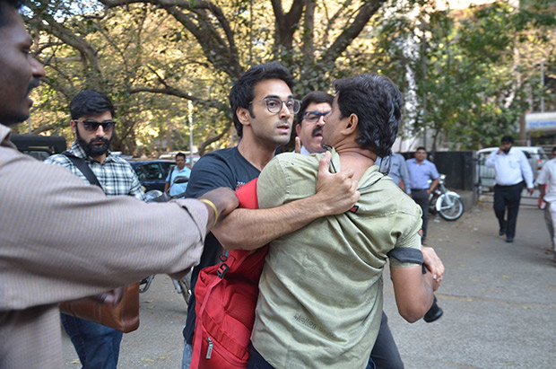 SHOCKING: Pulkit Samrat attacks photographer at Bandra Family Court ...