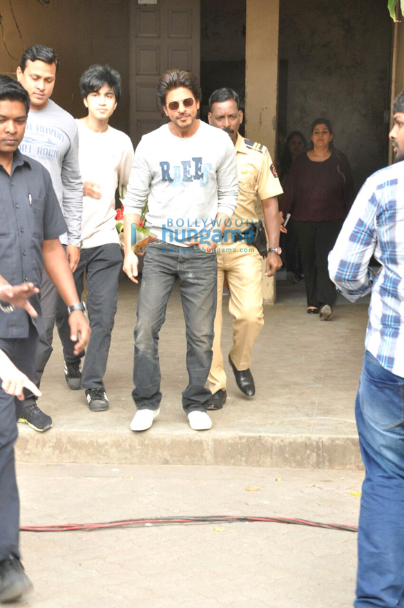 Shah Rukh Khan promotes ‘Raees’ at Mehboob Studio in Bandra | Shah Rukh ...