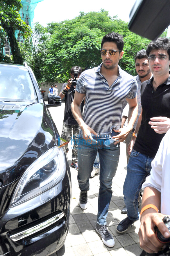 Sidharth Malhotra & Jacqueline Fernandez launch ‘Bandook Meri Laila ...