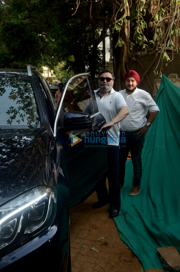 Rishi Kapoor snapped at the iconic Krishna Raj bungalow | Rishi Kapoor ...