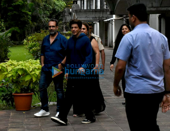 Shah Rukh Khan snapped at Karuna Badwal’s birthday bash in Andheri ...