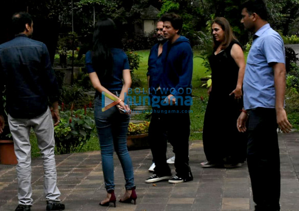 Shah Rukh Khan snapped at Karuna Badwal’s birthday bash in Andheri ...