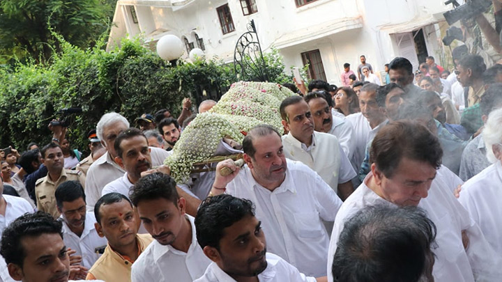 Samsan Visuals of Krishna Raj Kapoor Funeral | Part 3 - Bollywood Hungama