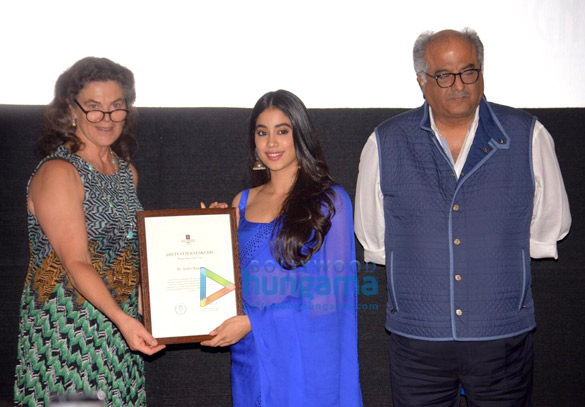 Janhvi Kapoor becomes Chandni for her fans as she stuns in blue saree ...