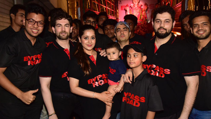 Neil Nitin Mukesh snapped with his family during Ganpati visarjan ...