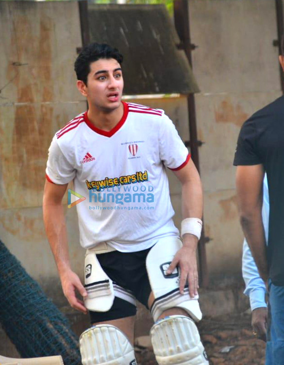 Photos Ibrahim Ali Khan snapped playing cricket in Juhu (1) | Ibrahim ...