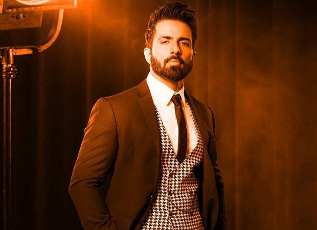 Sonu Sood helps out an aspiring IAS student with books and study ...