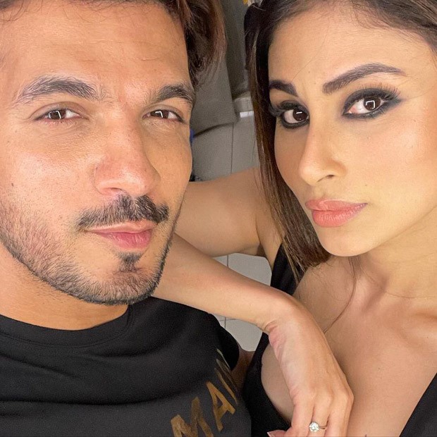 Arjun Bijlani poses with ‘bestie’ and Naagin co-star Mouni Roy : Bollywood News - Bollywood Hungama