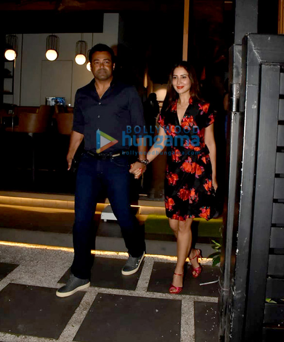 Photos Kim Sharma snapped with boyfriend Leander Paes at Mizu ...