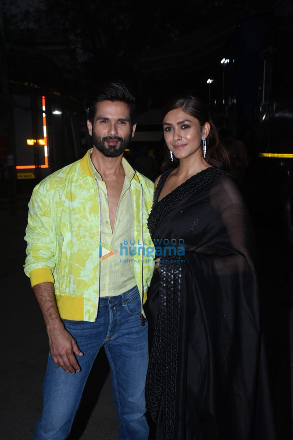 Photos: Shahid Kapoor and Mrunal Thakur promote Jersey on The Kapil ...