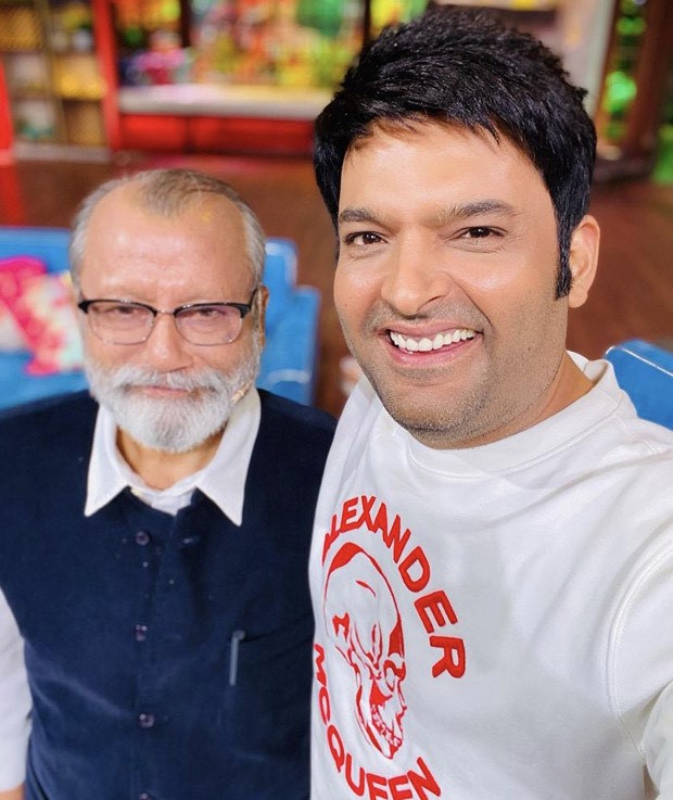 The Kapil Sharma Show: Kapil takes a photo with Pankaj Kapur for Jersey ...