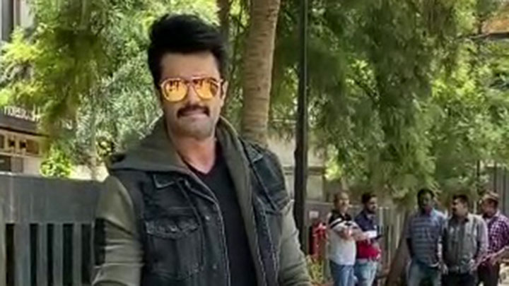 Maniesh Paul in his rocking mustache - Bollywood Hungama