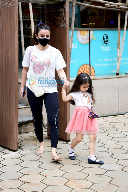 Photos: Soha Ali Khan spotted with daughter Inaaya Naumi Kemmu outside ...