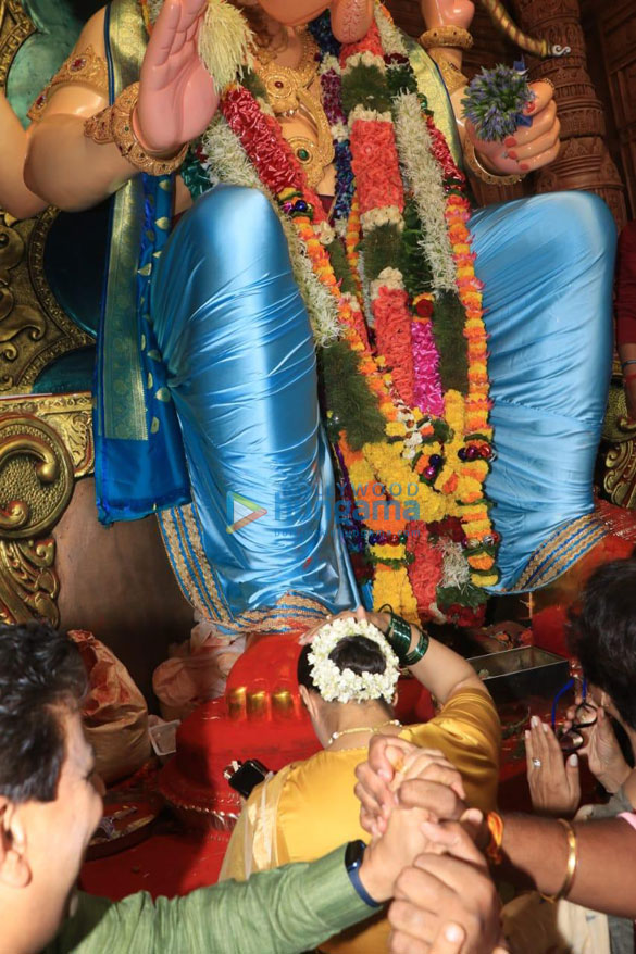 Photos Kajol and Revathi visit Lalbaugcha Raja to seek blessings (3 ...