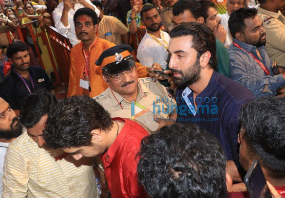 Photos Ranbir Kapoor and Ayan Mukerji snapped at Lalbaugcha Raja (5 ...