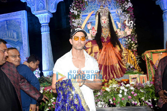 Photos Hrithik Roshan celebrates Navratri with Falguni Pathak in ...