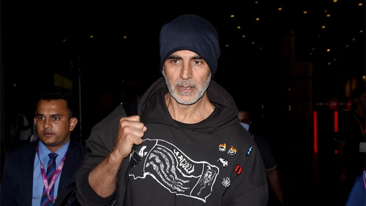 Akshay Kumar clicked in a green hoodie and a cap - Bollywood Hungama