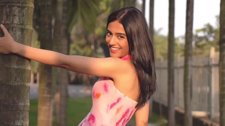 Amrita Rao looks absolutely cute in pink flowy outfit - Bollywood Hungama