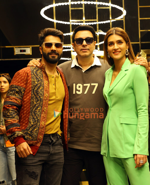 Photos Varun Dhawan, Kriti Sanon and Dinesh Vijan snapped promoting ...