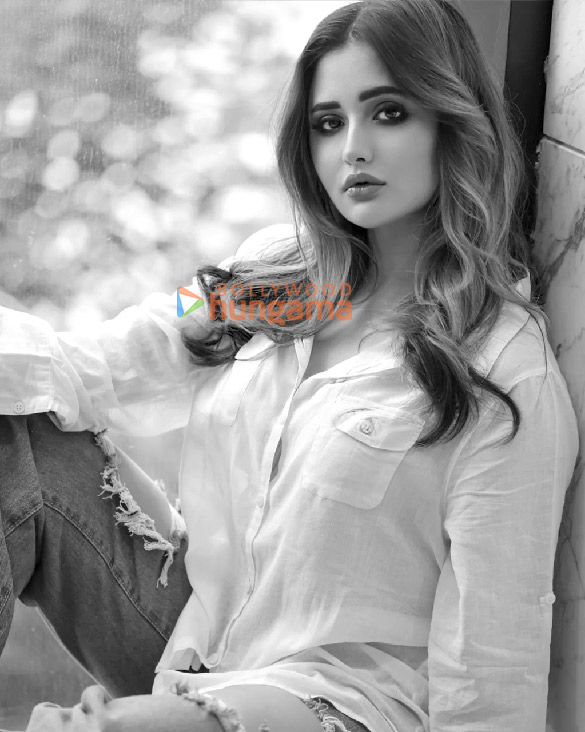 Rashami Desai Photos, Images, HD Wallpapers, Rashami Desai HD Images ...
