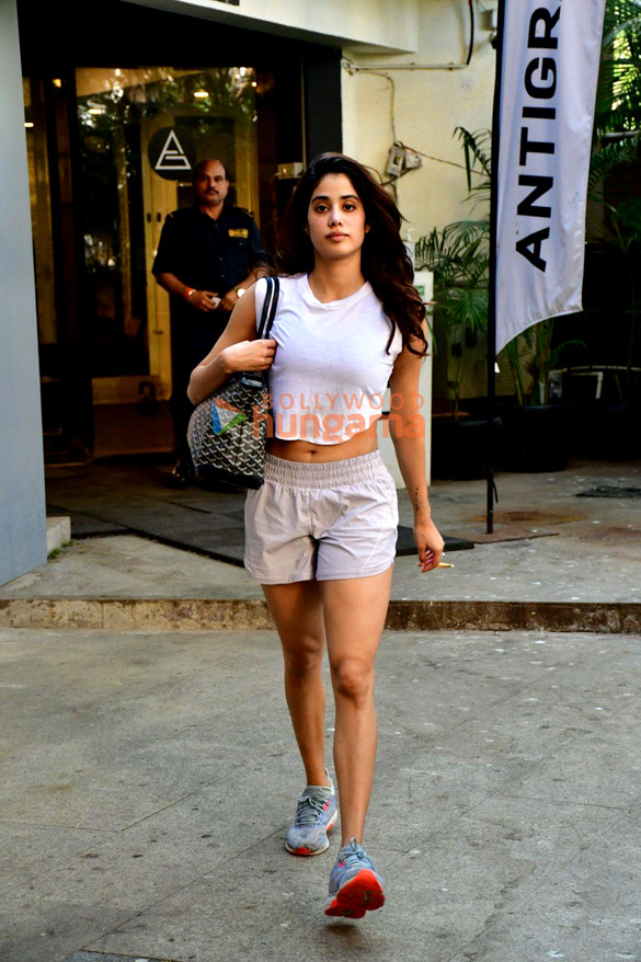 Photos Janhvi Kapoor spotted outside the gym (3) | Janhvi Kapoor Images ... Photos Janhvi Kapoor spotted outside the gym (3) | Janhvi Kapoor Images ...