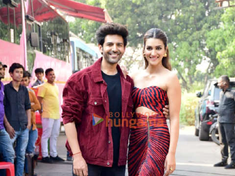 Photos: Kartik Aaryan, Kriti Sanon and the cast of Shehzada snapped promoting the film on sets ...