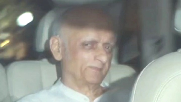 Salman Khan and Mukesh Bhatt get clicked by paps - Bollywood Hungama