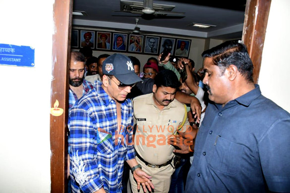 Photos Akshay Kumar snapped at Andheri RTO office for his international ...