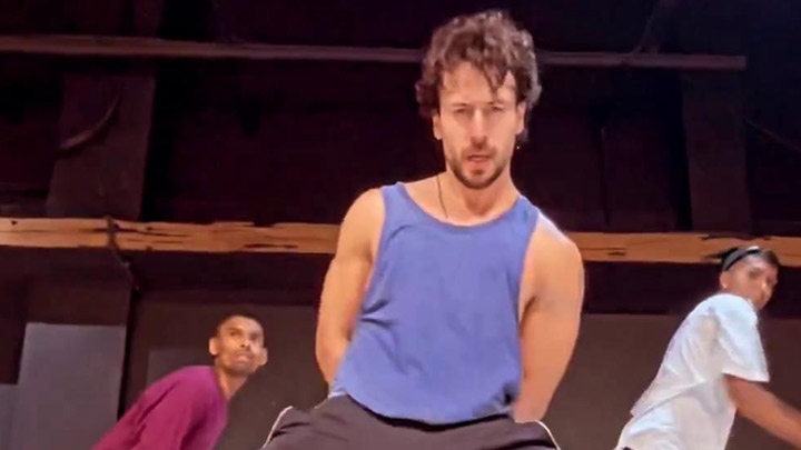 Tiger Shroff's swift dance moves is totally unbeatable - Bollywood Hungama