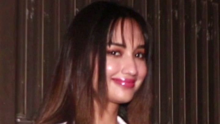 'Jugnu girl' Akansha Sharma looks cute in a white crop top - Bollywood ...