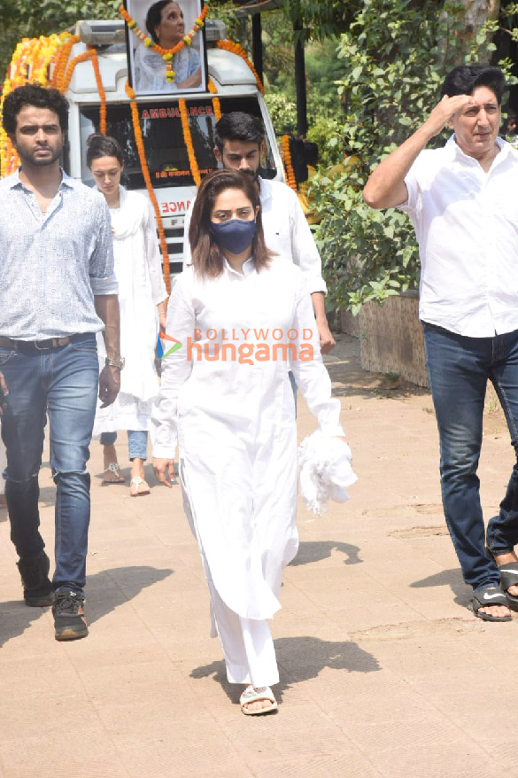 Photos Celebs attend Mukesh Chhabra’s mother funeral (5) | Nushrratt ...