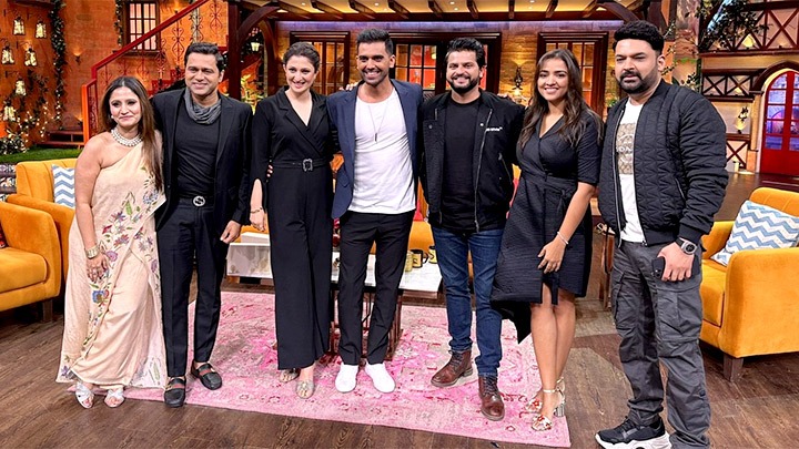 Suresh Raina, Deepak Chahar & Aakash Chopra along with their wives on ...
