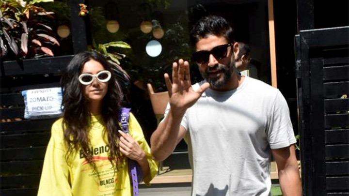 Farhan Akhtar & Shibani Dandekar get clicked by paps post lunch at Mizu - Bollywood Hungama