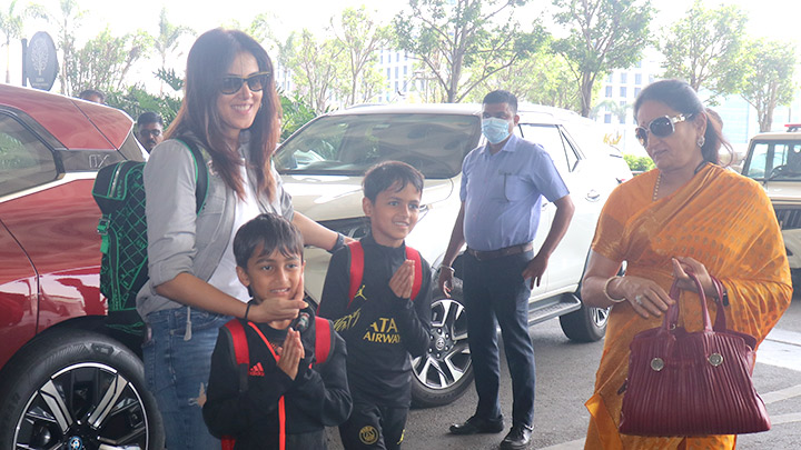 Mommy on duty! Genelia D'souza with mother in law & kids at the airport ...