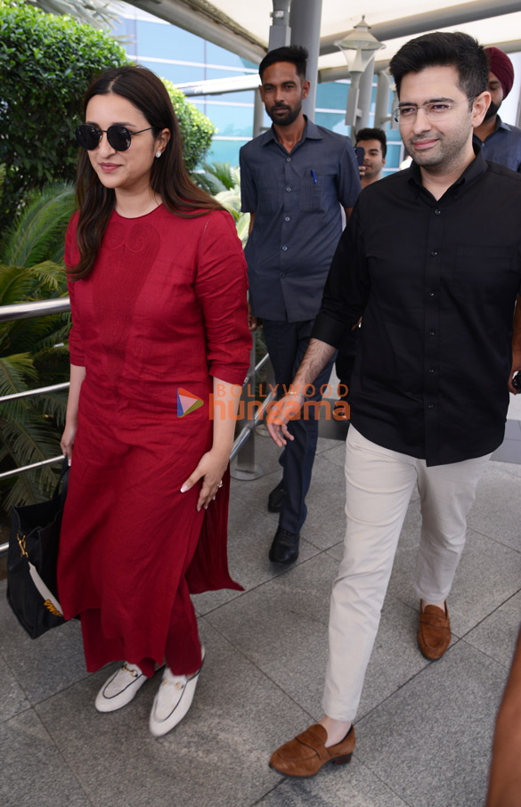 Photos Parineeti Chopra and Raghav Chadha snapped at New Delhi airport (1) | Parineeti Chopra ...