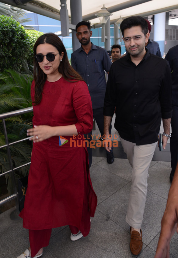 Photos Parineeti Chopra and Raghav Chadha snapped at New Delhi airport (3) | Parineeti Chopra ...